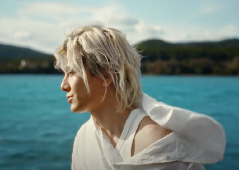 【いろはす】藤井風CMのロケ地はどこ？「真っ白」なパーカーのブランドは？ | mashikorog